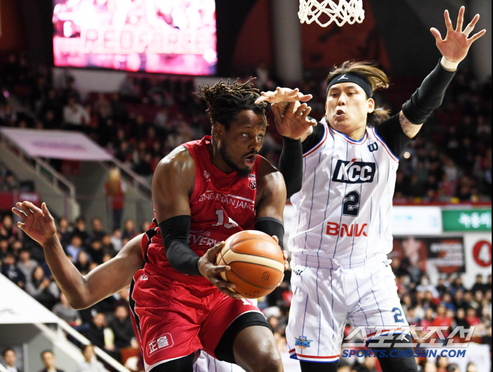 '연패는 없다' 정관장, KCC에 3년만에 최다연패 안겼다…76-67 승리, 연패 피하는 대신 KCC 6연패 빠뜨려