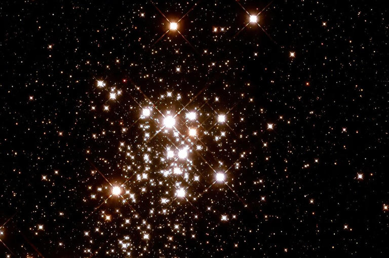 The Westerlund 1 star cluster: Hubble unveils detailed structure