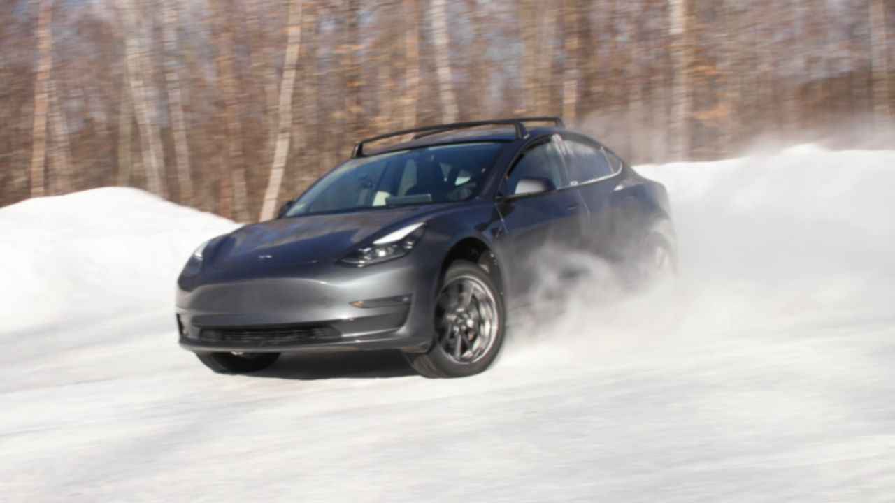 Tesla Model 3 breekt record op rallycircuit en maakt indruk in de sneeuw