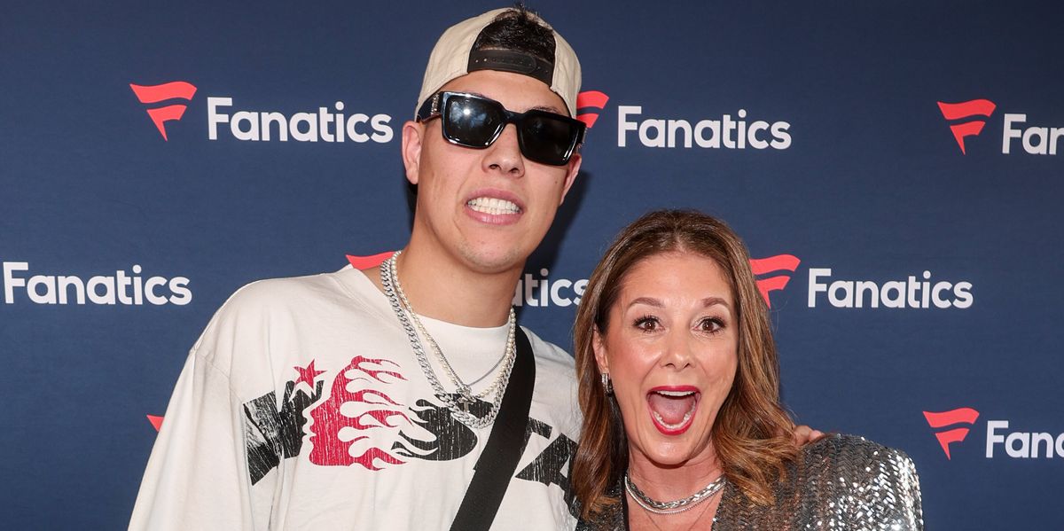 Mahomes Family Photo With Trump At Super Bowl Draws Some Online Jeers