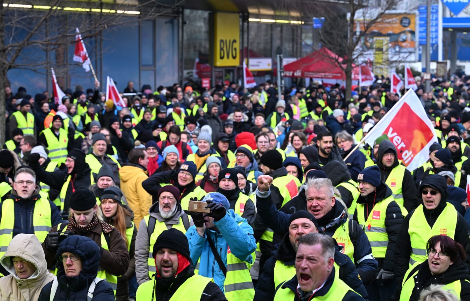 Strike brings public transport in Berlin to a standstill