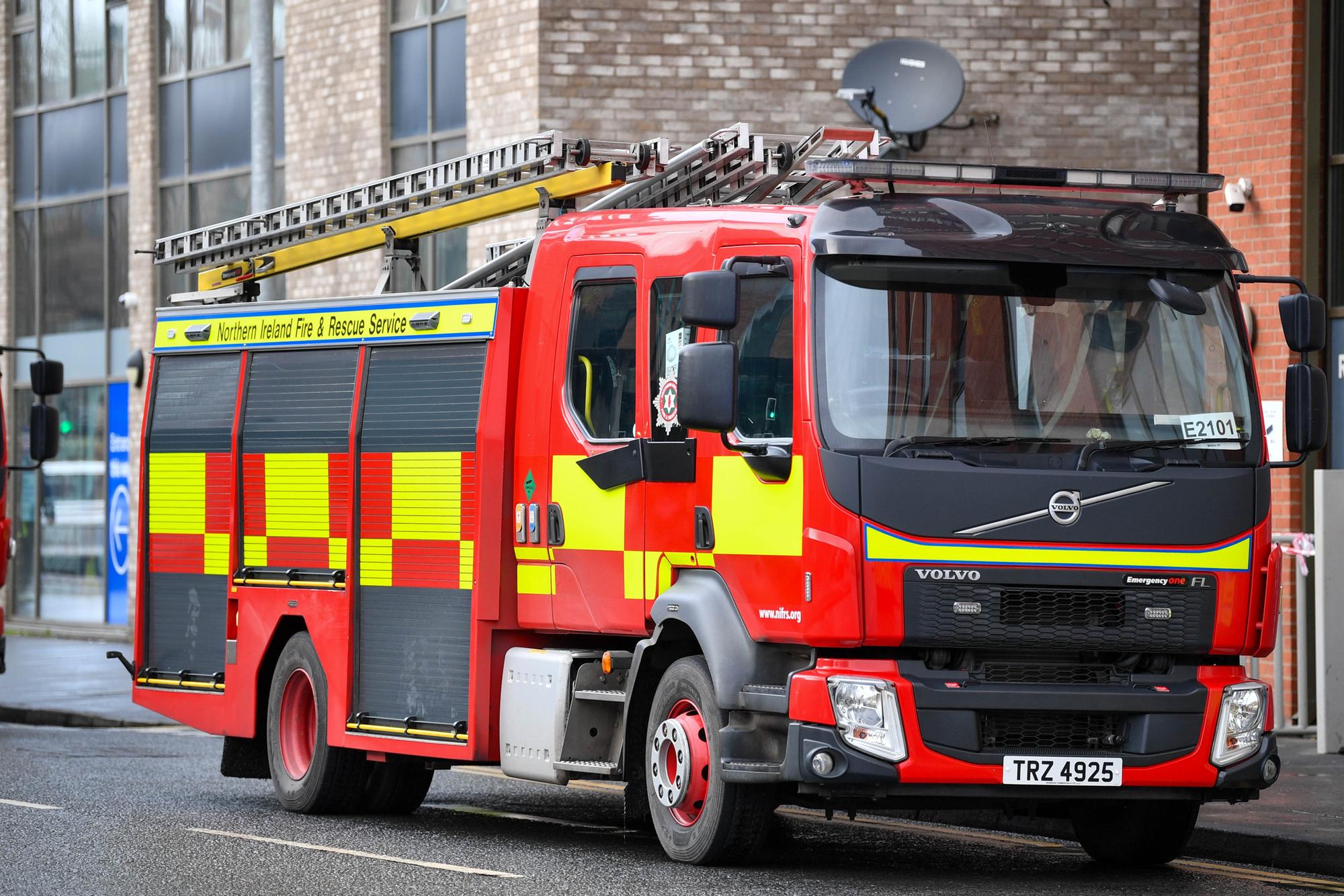 Dozens of firefighters plus 6 appliances tasked to deal with major fire ...