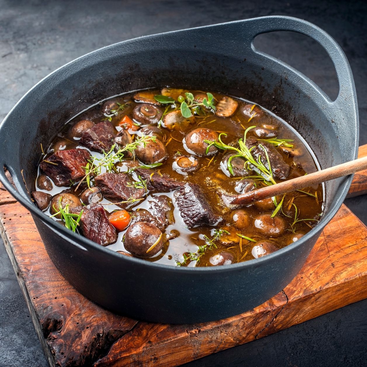 Bœuf bourguignon : ce geste simple et astucieux permet d'alléger votre plat sans perdre en ...