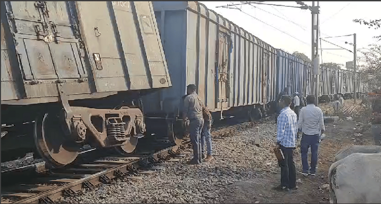 Madhya Pradesh: Freight Train Derails Near Katni Railway Station ...
