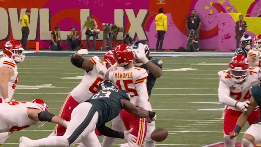 Cameras Caught Eagles DT Hitting Patrick Mahomes So Hard in Face With ...