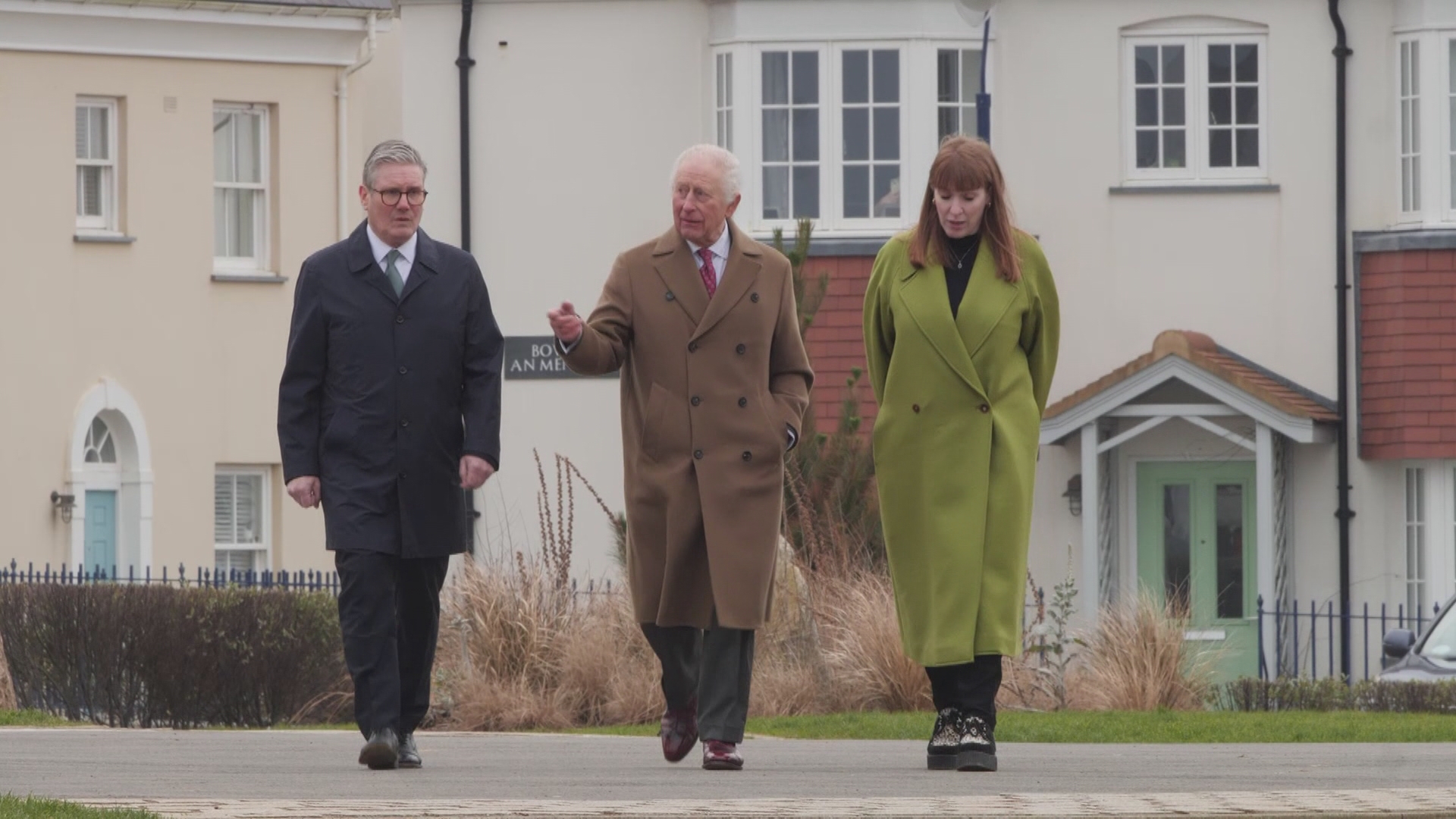 Charles takes Starmer and Rayner on visit to development