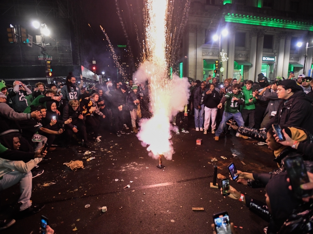 Eagles fans cause chaos in streets of Philadelphia, burning Kermit ...