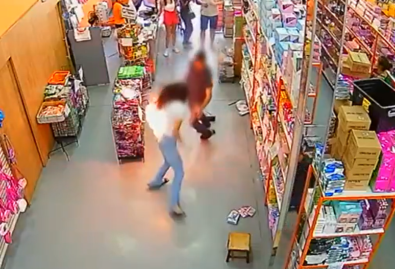 Celular explode no bolso de mulher que fazia compras