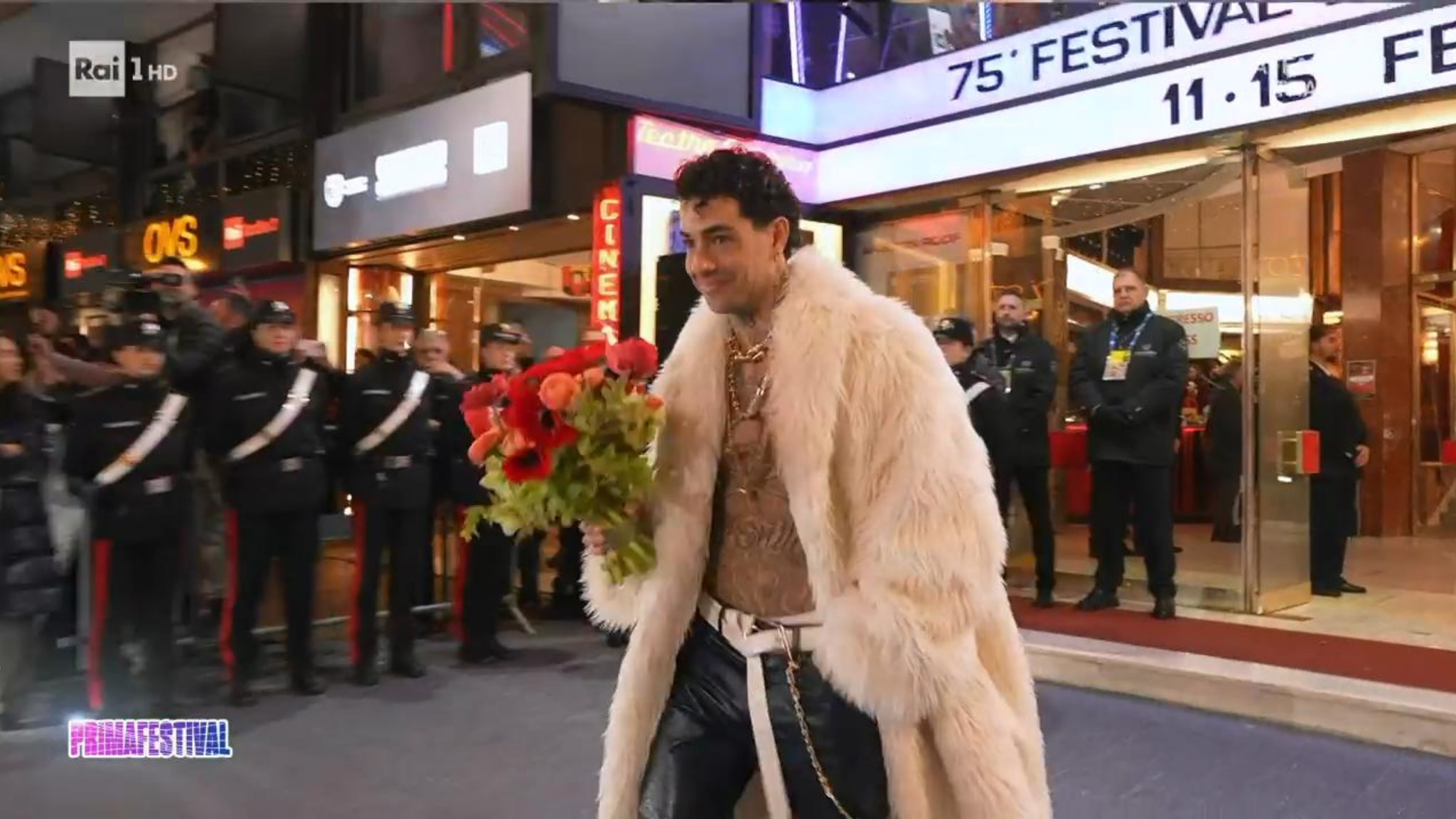 Sanremo 2025, il red carpet di Tony Effe: tatuaggi, catene d'oro e ...