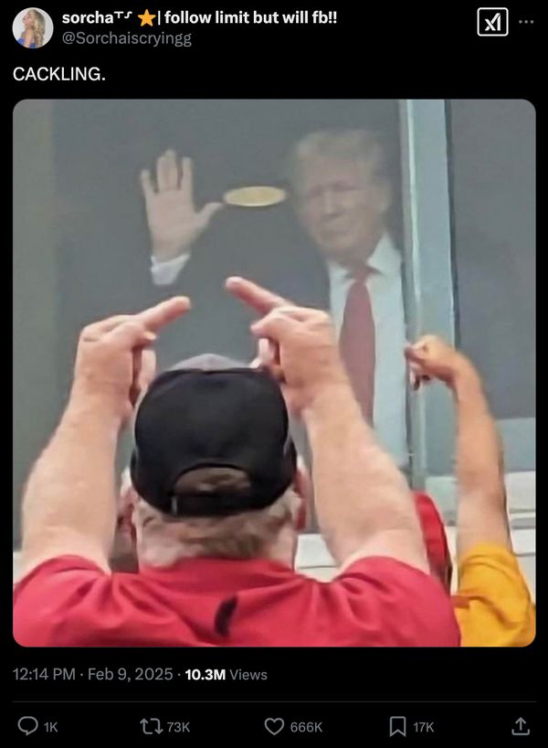 Photo of man giving 2 middle fingers to Trump wasn't taken at 2025 ...