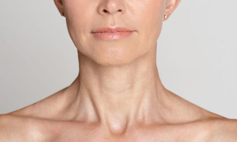 La vitamina clave que elimina la papada y retrasa el envejecimiento