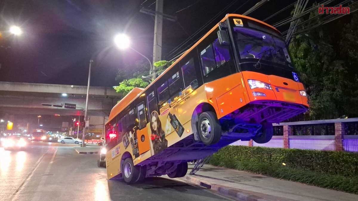 ระทึก! ปอ.167 ลื่นคราบน้ำมันบนถนน รถเสียหลักเสยสลิงยึดเสาไฟ ล้อหน้ายก 3 ...