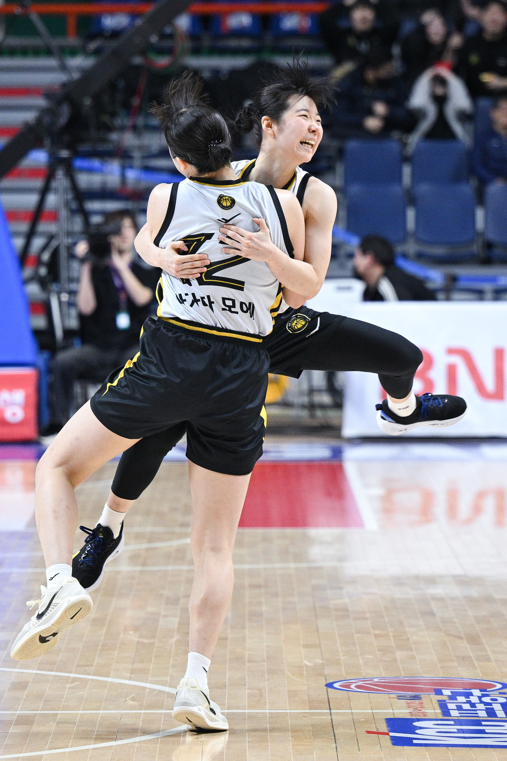 [WKBL] KB스타즈, BNK썸에 극적인 연장 역전승…PO행 희망의 불씨