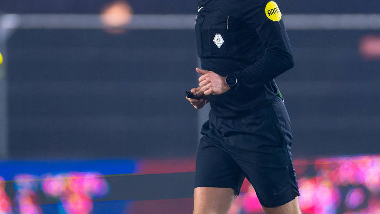 Het gaat gruwelijk mis op amateurveld: scheidsrechter knock-out geslagen