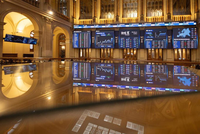 Economía/Bolsa.- El Ibex 35 sube un 0,2% al mediodía y avanza sobre los 14.200 enteros