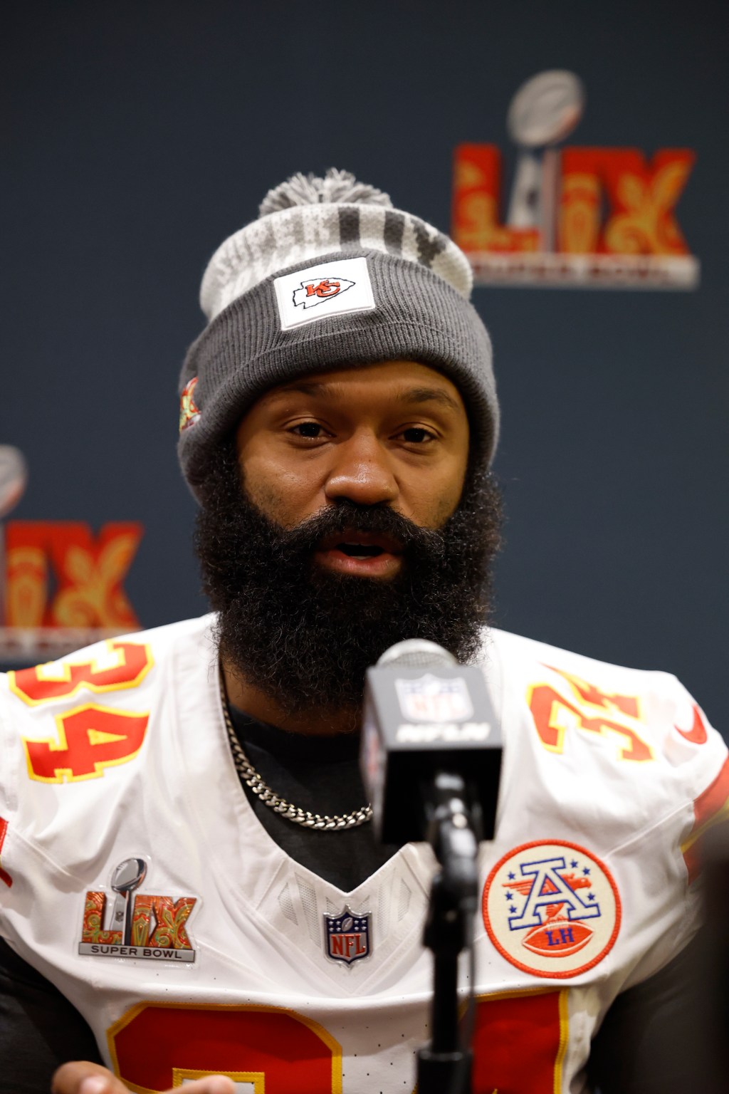 Patrick Mahomes snubs Samaje Perine while dapping up Chiefs teammates ...