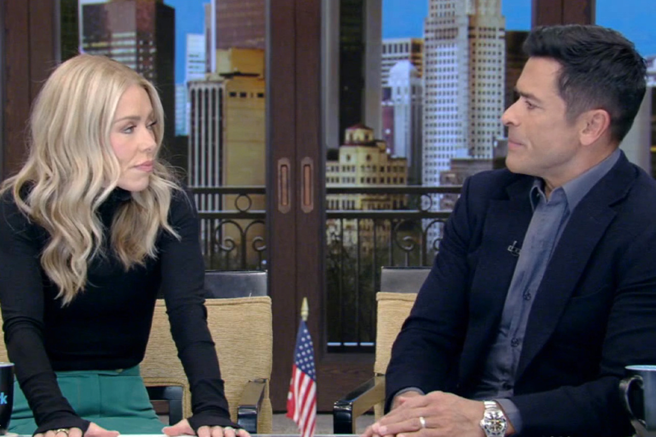 Emotional Kelly Ripa Is Comforted By Mark Consuelos On ‘Live’ After ...