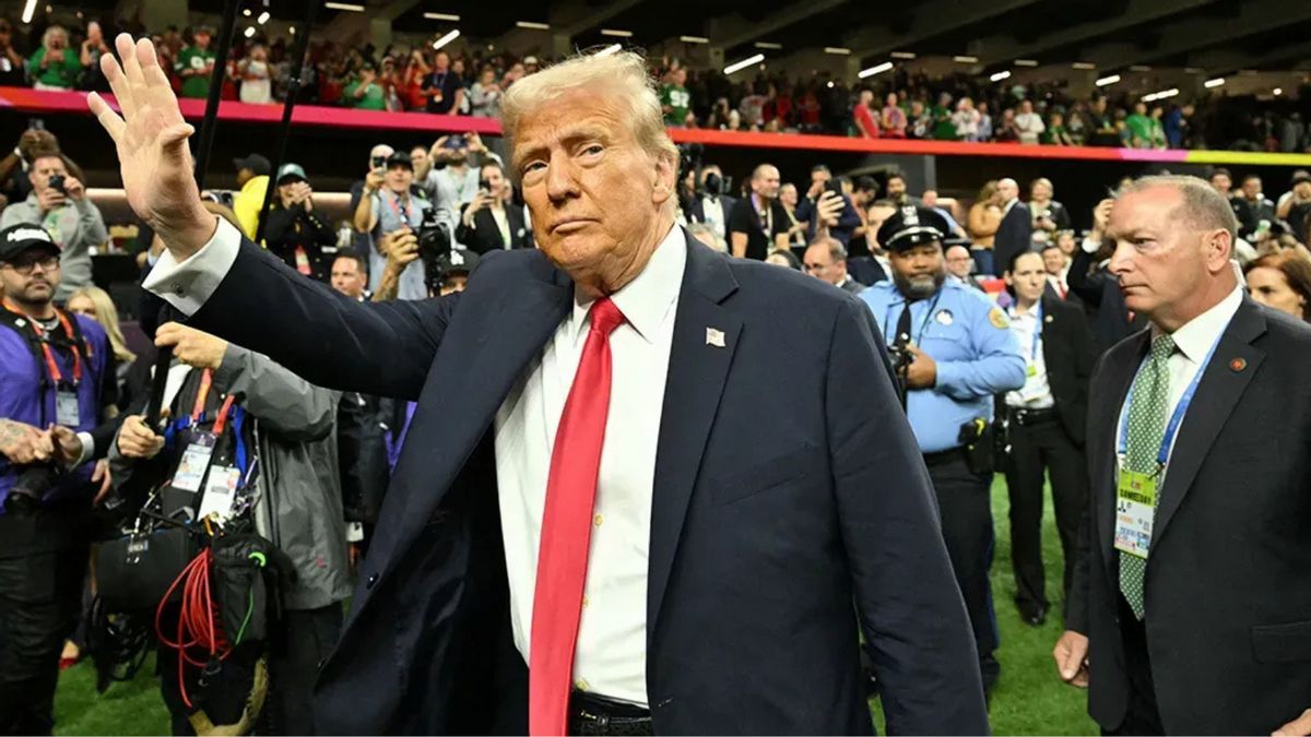 Photo of man giving 2 middle fingers to Trump wasn't taken at 2025 ...