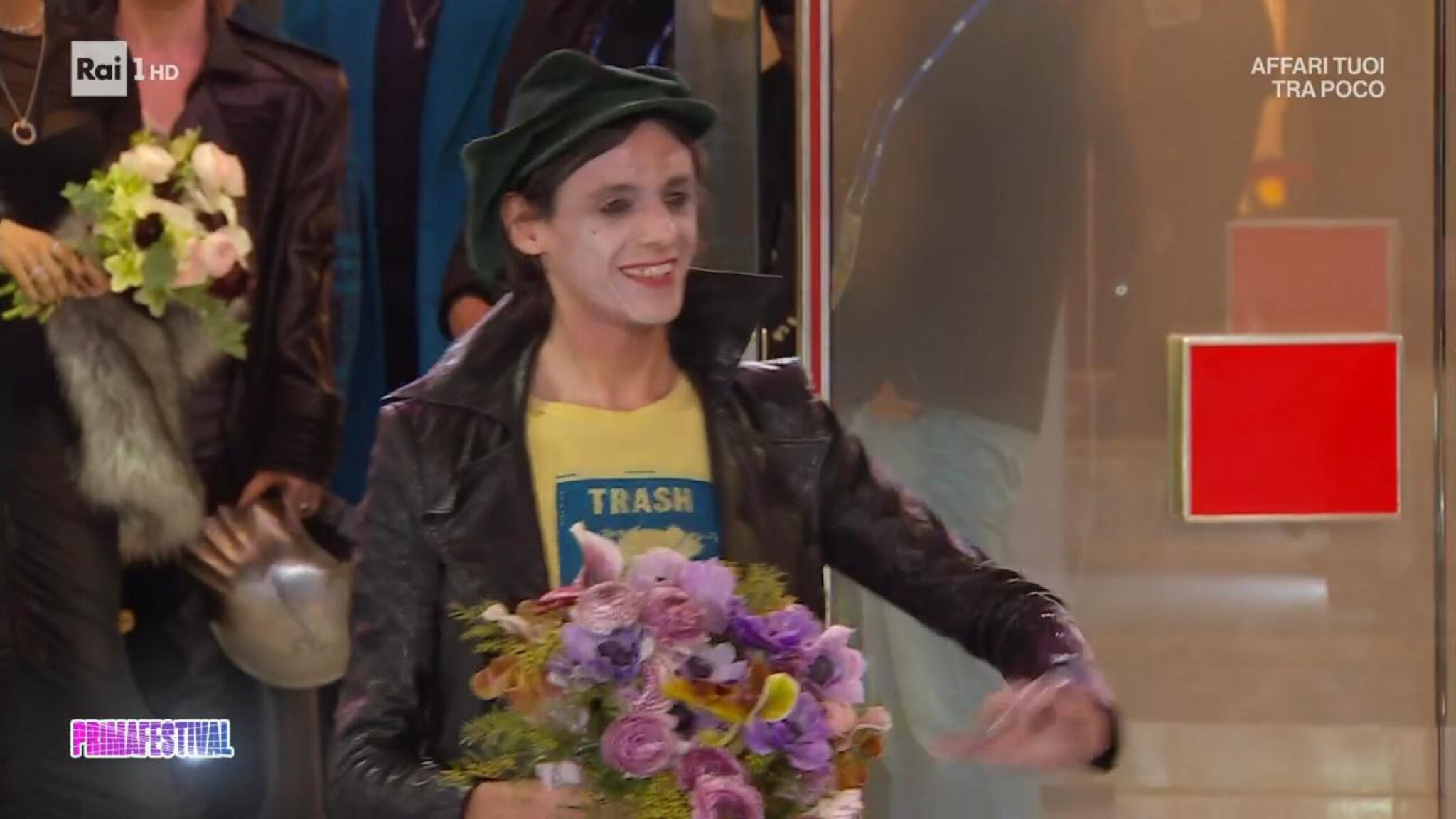 Sanremo 2025. Lucio Corsi, un pierrot sul red carpet dell'Ariston