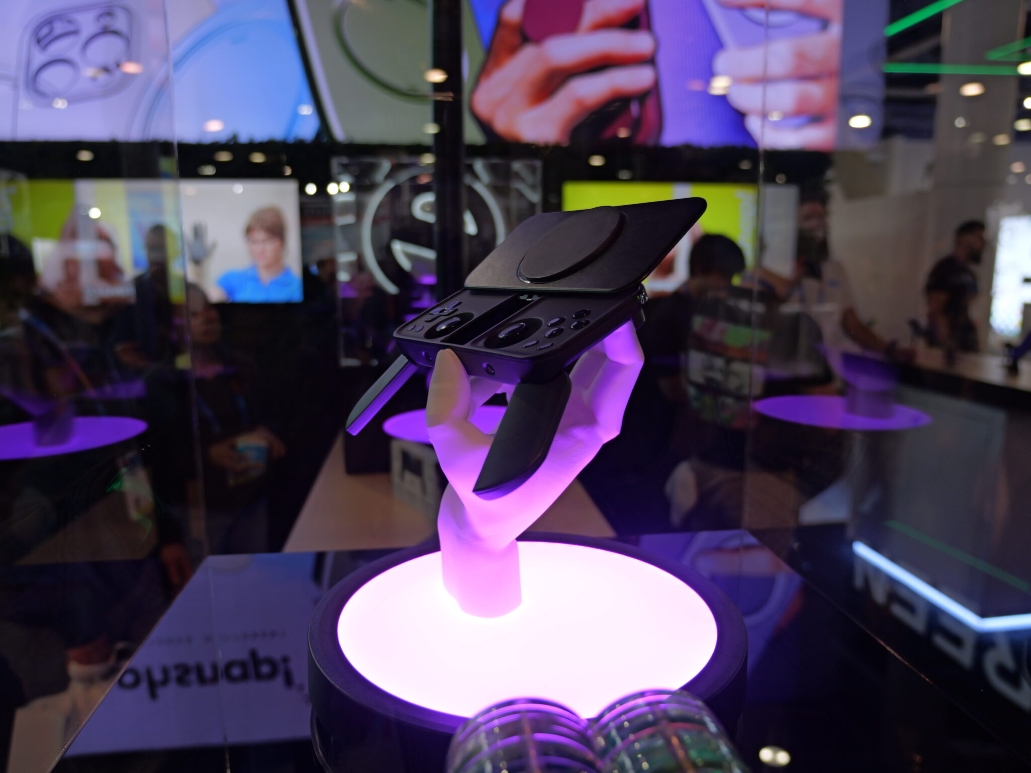 Is The MCon The Best Smart Phone Controller Yet?