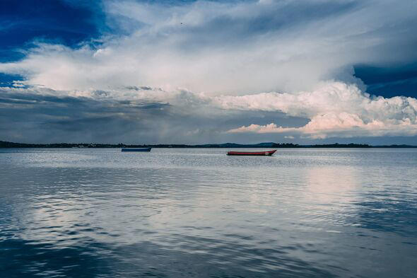 Africa's largest lake that's shared by 3 countries and over 200 miles long