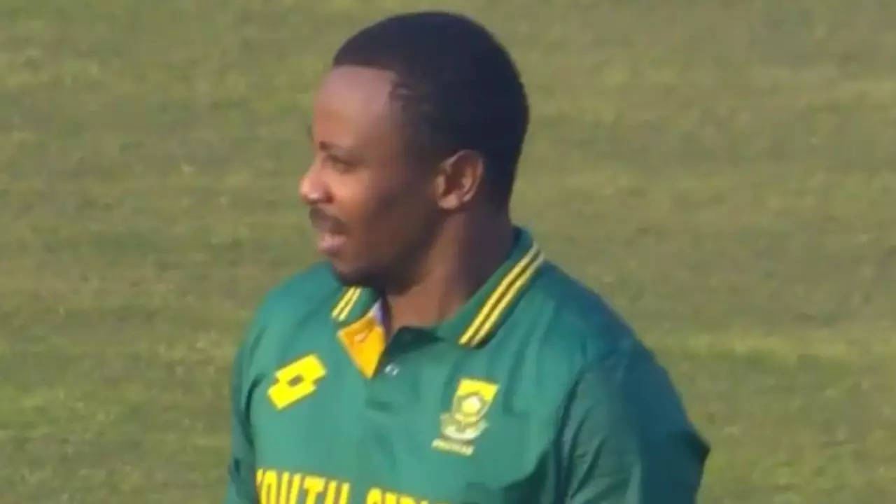 Rare sight! South Africa's fielding coach joins the action during ...