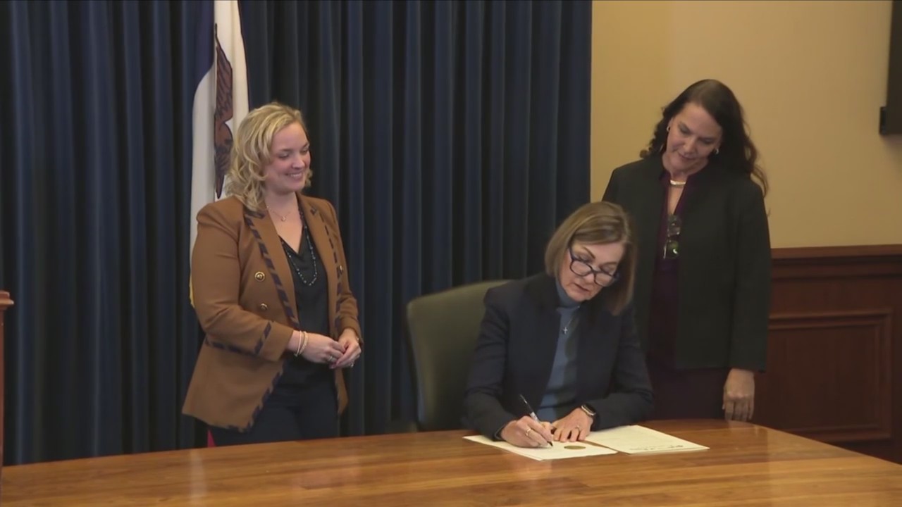 Gov. Reynolds signs executive order to create Iowa DOGE Task Force