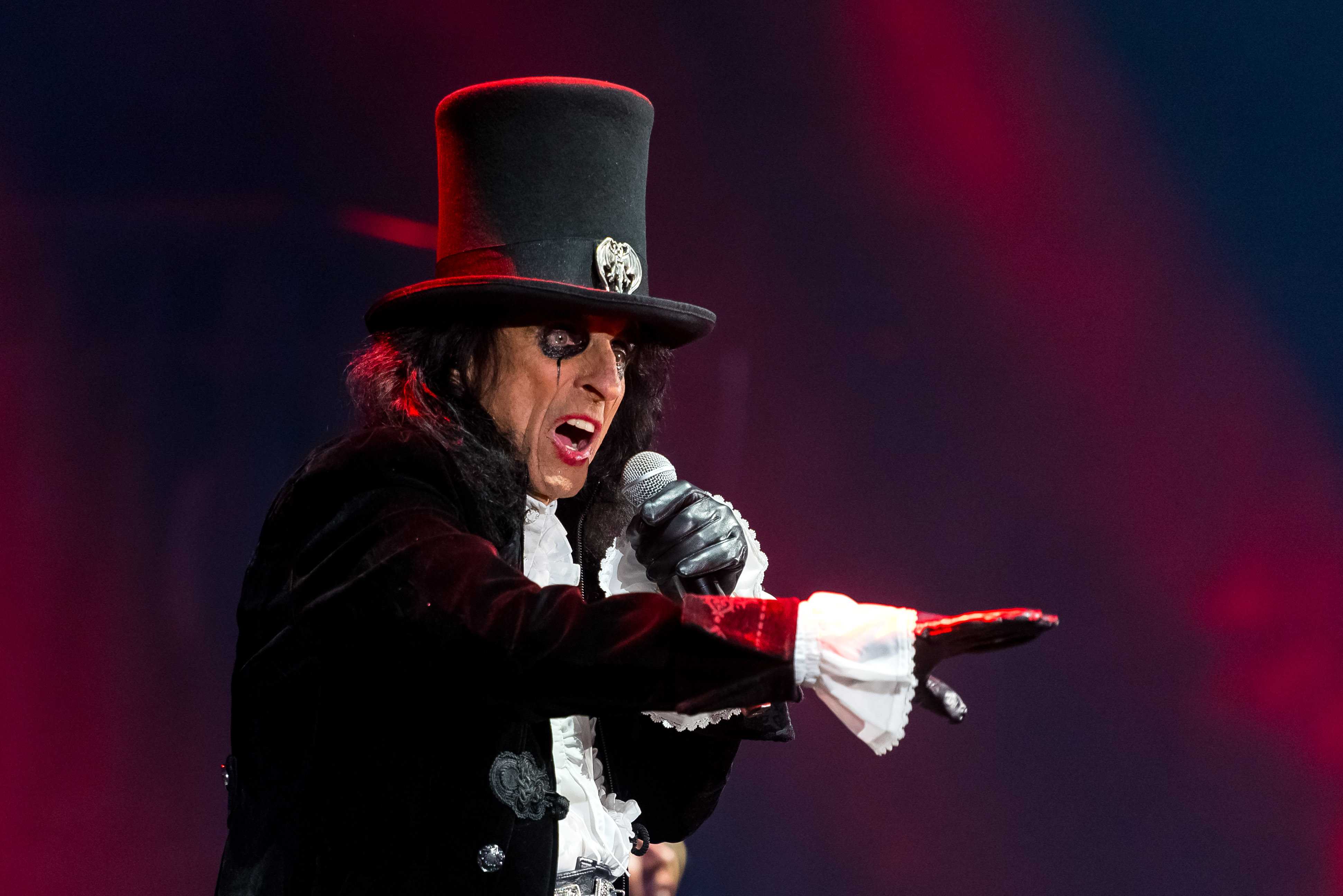 Alice Cooper to bring 'shock rock' show to Milwaukee this spring