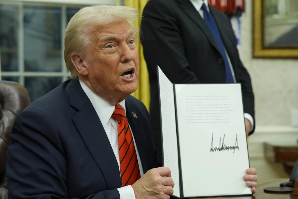 Trump signs plastic straw executive order, ending era of paper sippers