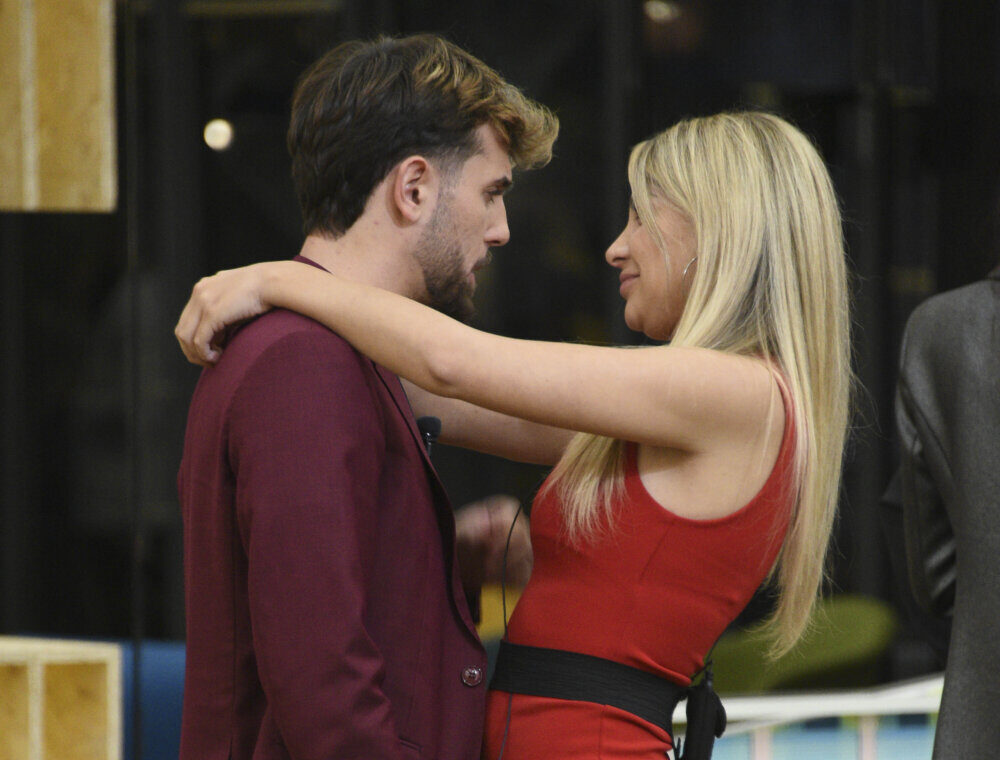 Grande Fratello, la puntata 30: Lorenzo è il primo finalista, Javier con l'amaro in bocca