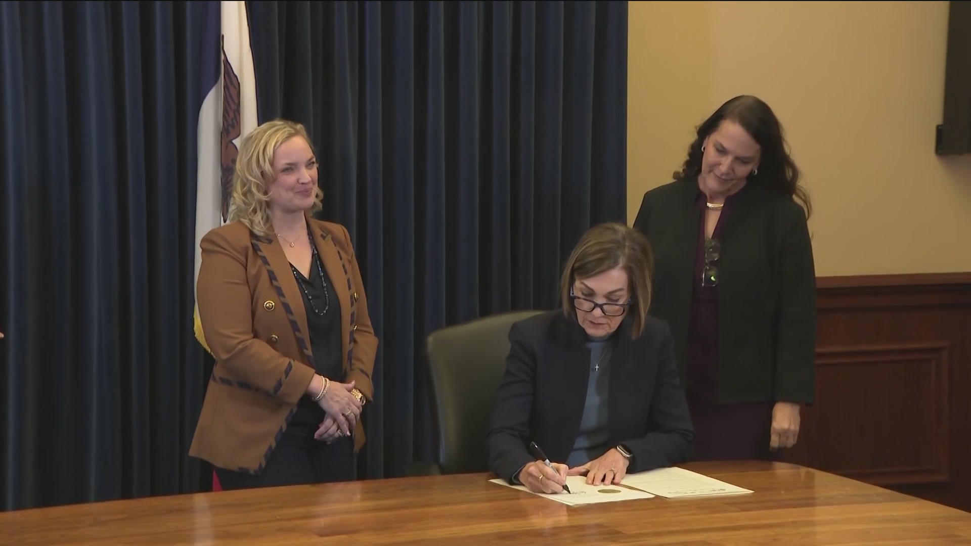 Gov. Reynolds signs executive order to create Iowa DOGE Task Force