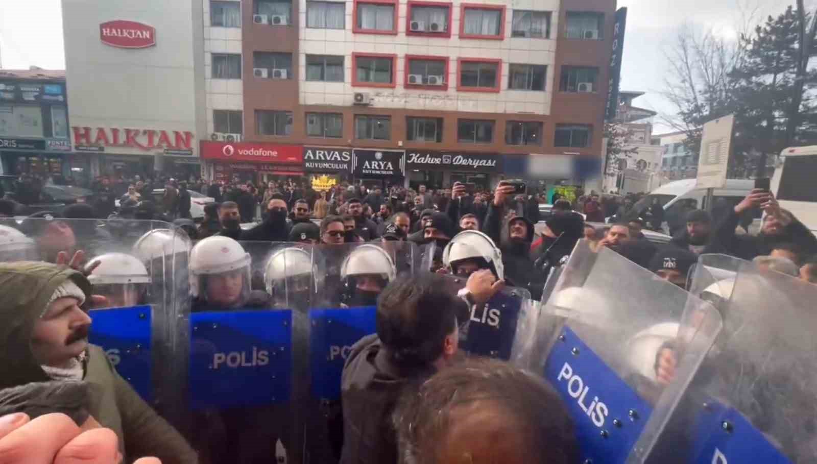 Van’da izinsiz yürüyüşte gerginlik: DEM Partili Mahmut Dindar polis ...