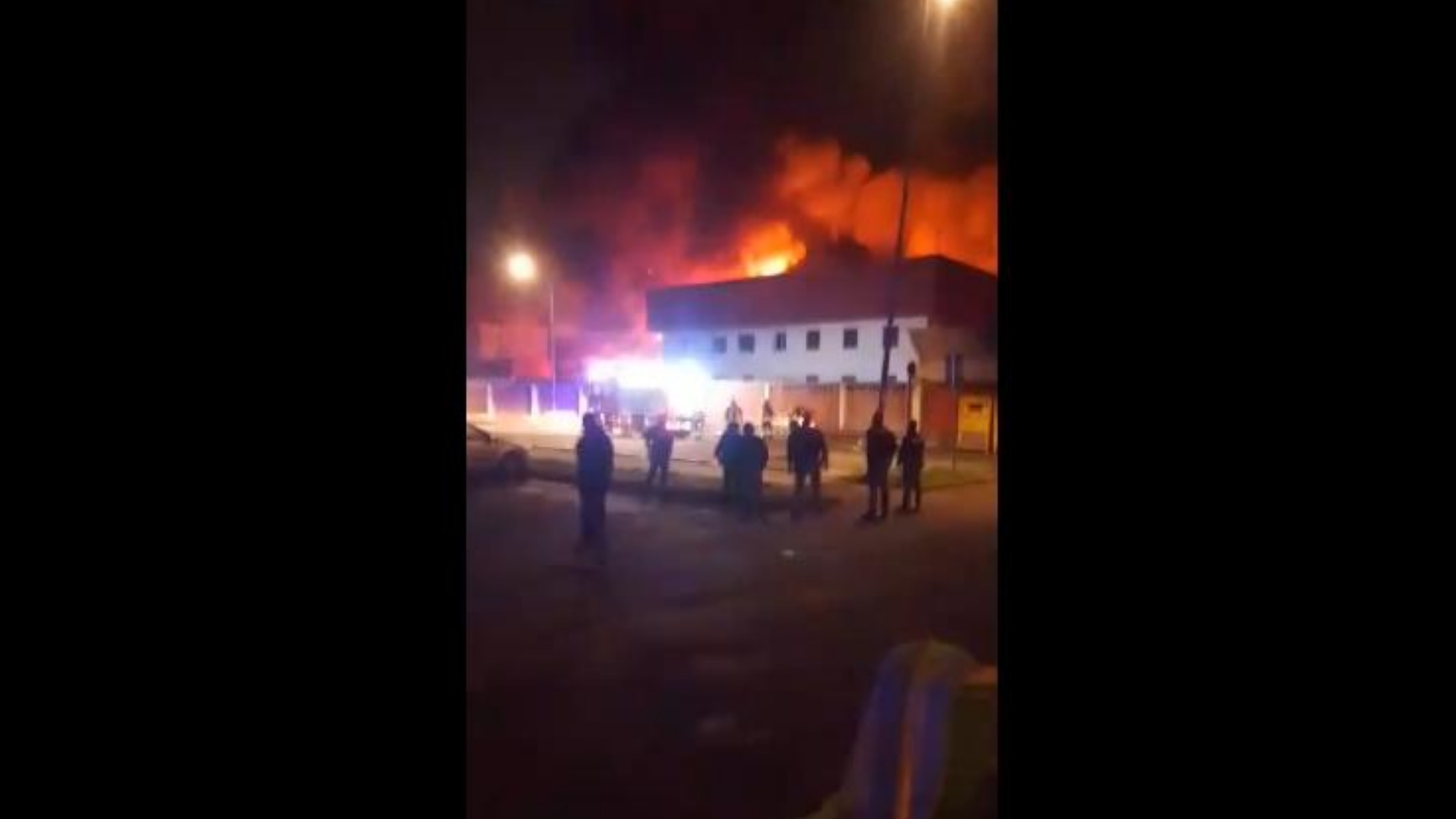 Le fiamme minacciano le case circostanti: brucia la Inalca a Reggio Emilia