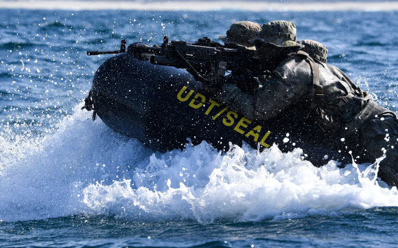 거친 파도를 뚫고 적진으로… 혹한기 해안침투훈련 나선 해군 특전요원(UDT/SEAL)들 [한강로 사진관]