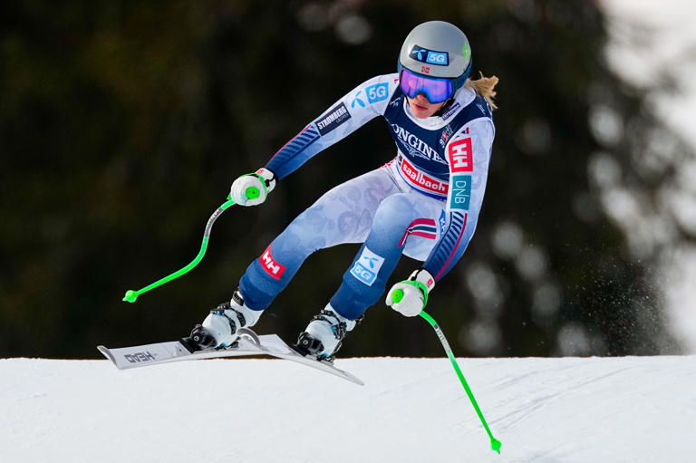 Helsvart norsk dag i lagkombinasjonen i alpint-VM – Shiffrin og USA tok ...