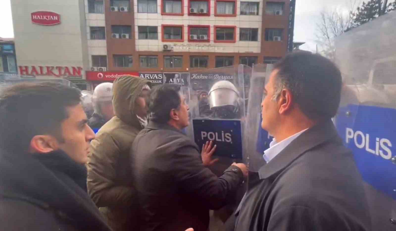 Van’da izinsiz yürüyüşte gerginlik: DEM Partili Mahmut Dindar polis ...