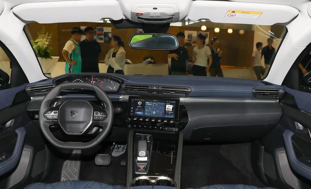 年轻人手握20万购车纠结？个性外观、舒适空间的标致508L