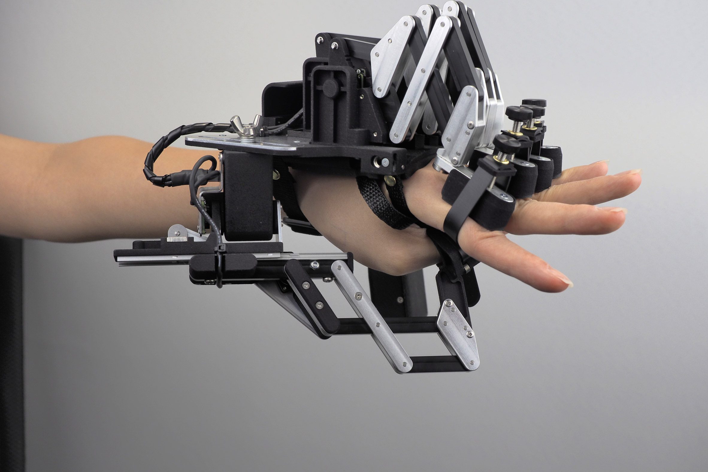 Finger-waggling exoskeleton helps pianists play faster