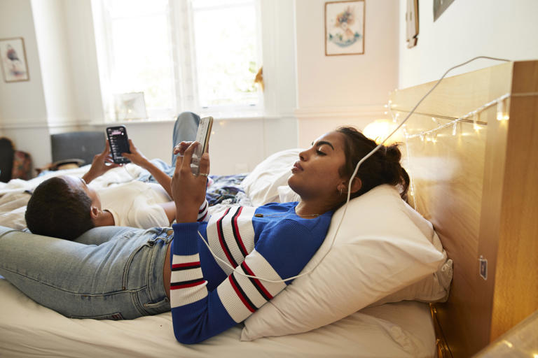 Does Charging Your Phone To 100% Ruin Your Battery? Here's The Truth.