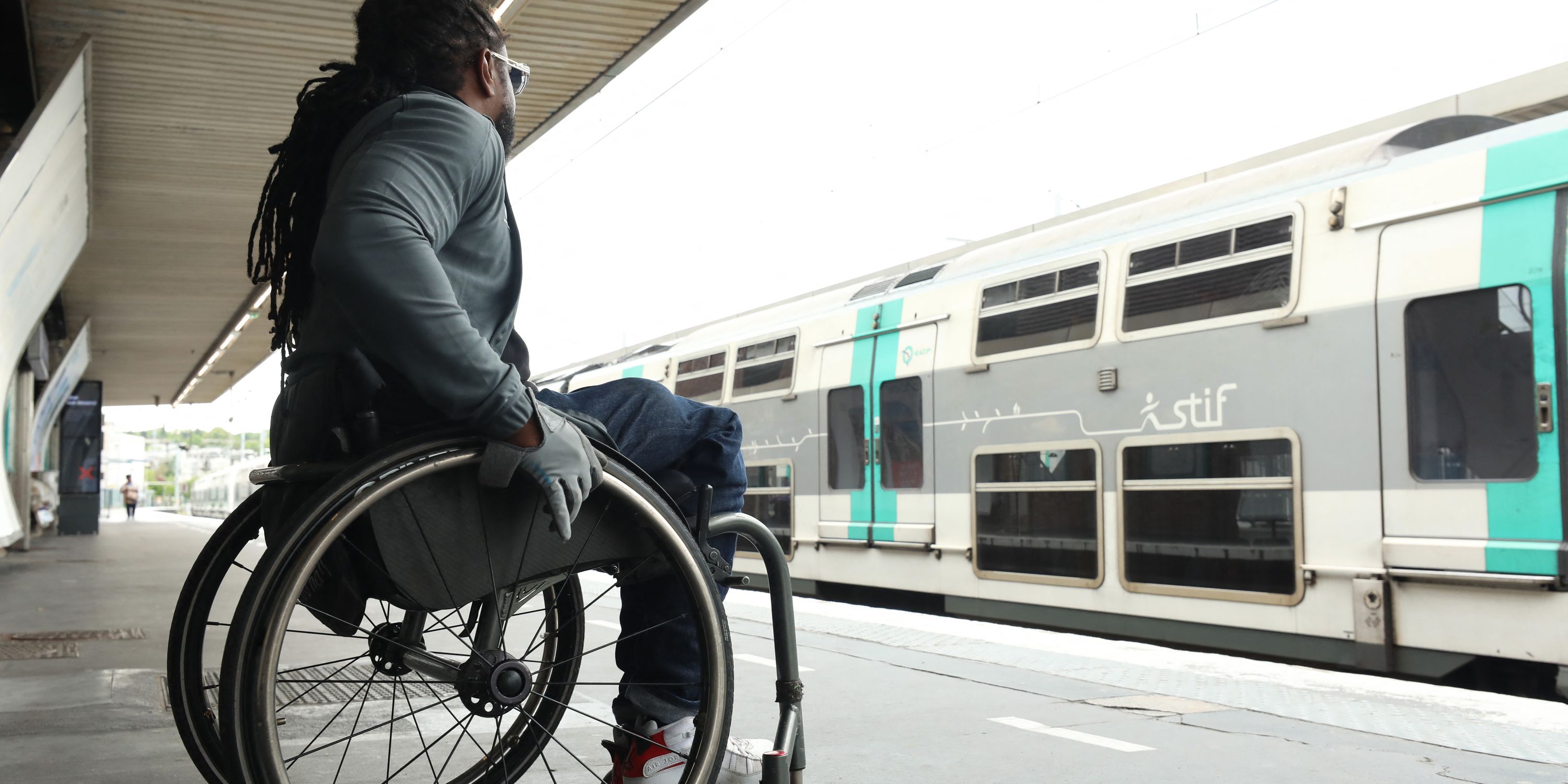 Loi handicap : 20 ans après son adoption, prendre les transports en ...