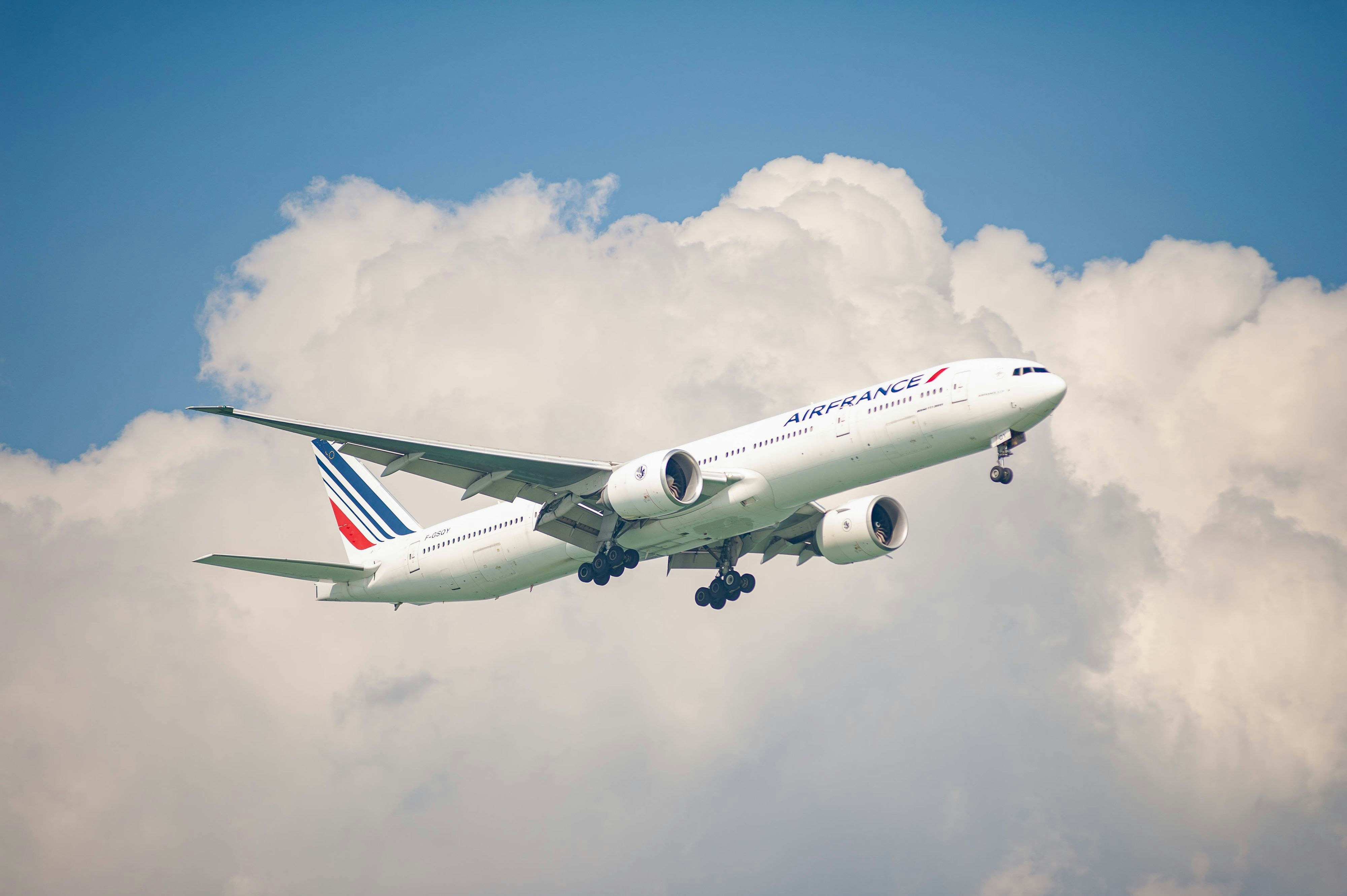 Flug abgebrochen: Passagierin fällt Handy in Boeing 777 auf den Boden ...