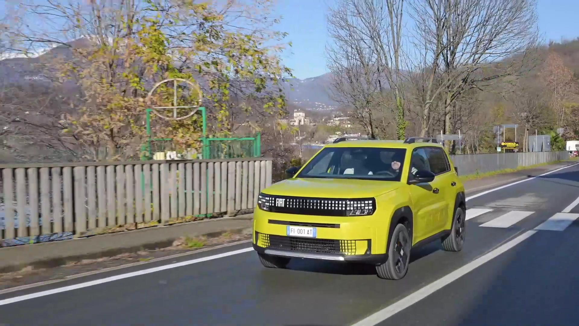 Fiat Grande Panda La Prima in Limone Yellow Driving Video