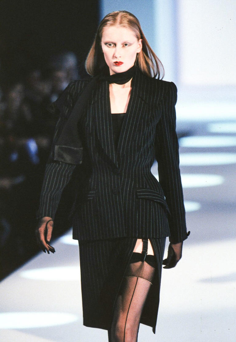 Hailey Bieber, girl boss en tailleur Mugler des années 1990 Hailey Bieber, girl boss en tailleur Mugler des années 1990