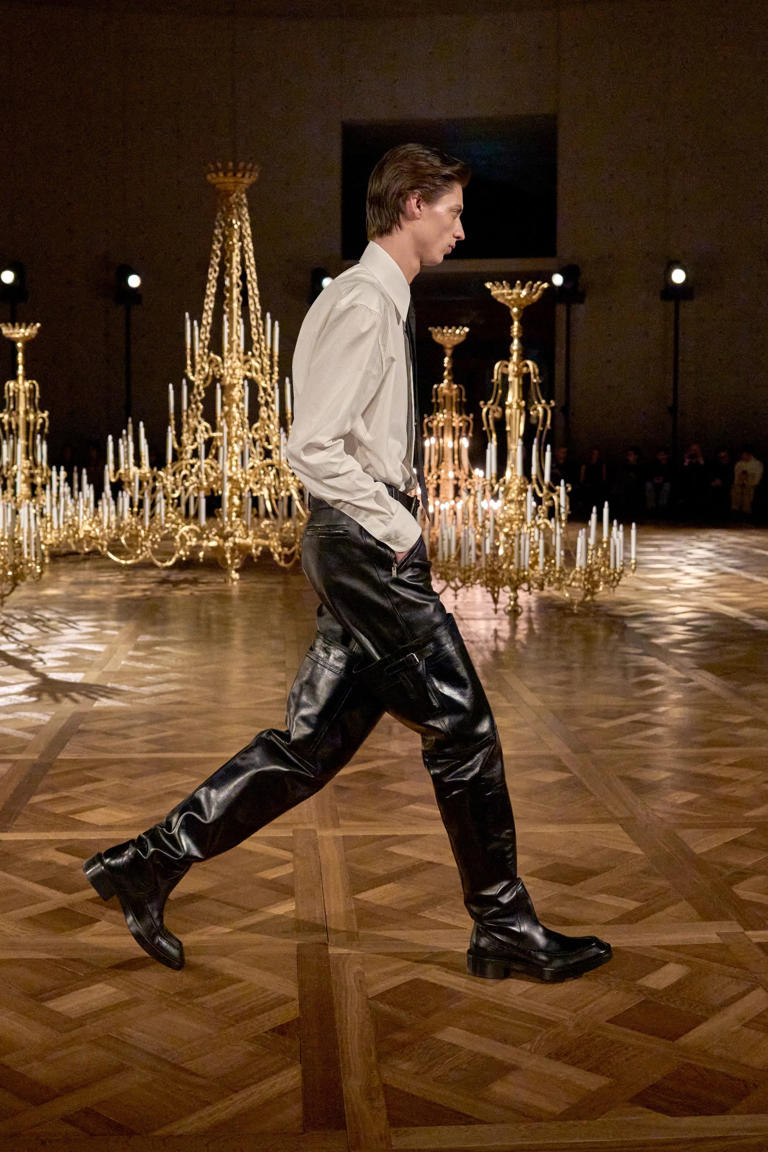 Oseriez-vous les cuissardes vernies du défilé Saint Laurent par Anthony ...