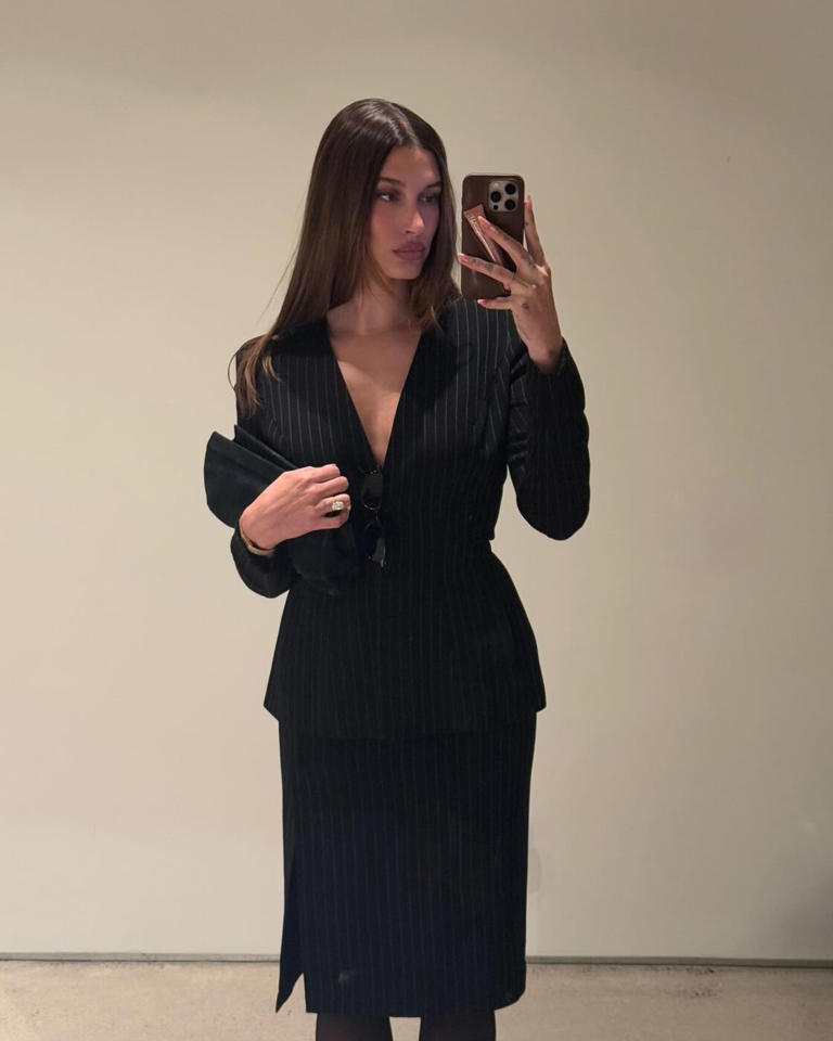 Hailey Bieber, girl boss en tailleur Mugler des années 1990 Hailey Bieber, girl boss en tailleur Mugler des années 1990