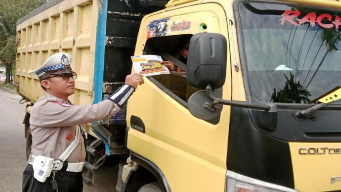 Sejumlah Truk Dihentikan, Polisi Berikan Edukasi Keselamatan Berlalu Lintas Kepada Para Sopir