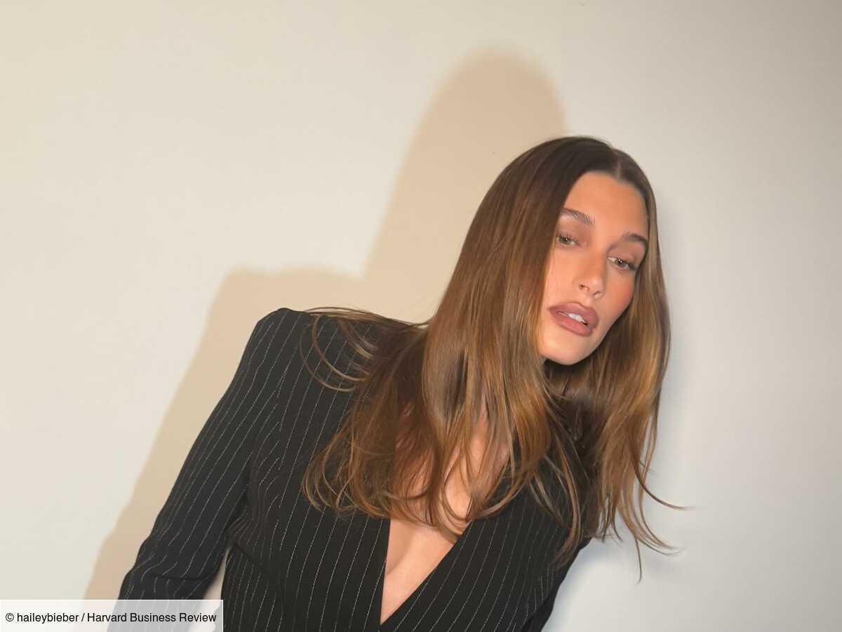 Hailey Bieber, girl boss en tailleur Mugler des années 1990 Hailey Bieber, girl boss en tailleur Mugler des années 1990