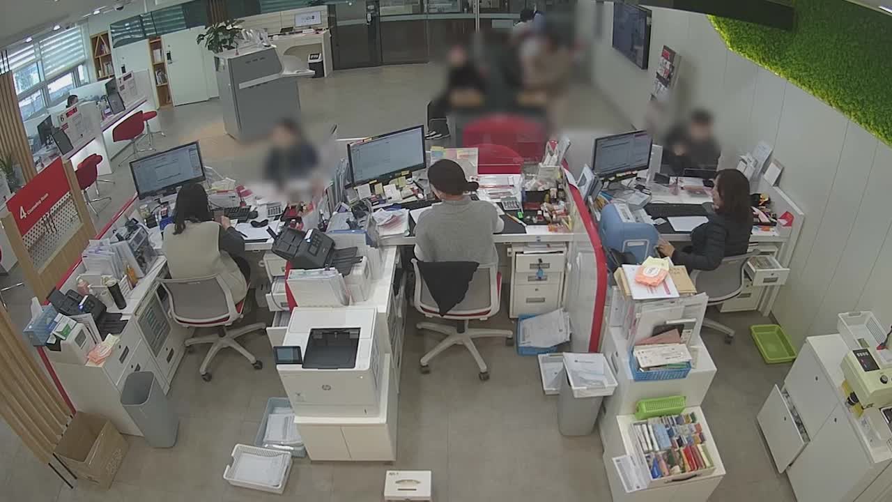 Bank robber with toy water gun foiled after two-minute stand-off in ...