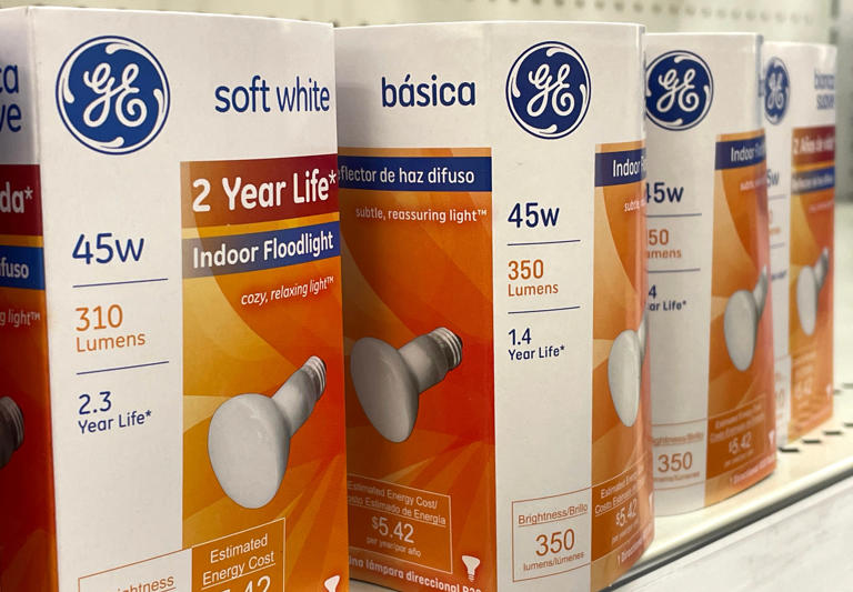 President Trump to bring back phased-out incandescent light bulbs