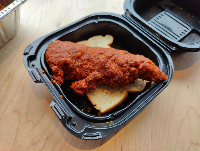 Reviewing all 7 spice levels at Dave's Hot Chicken, from 'no spice' to ...